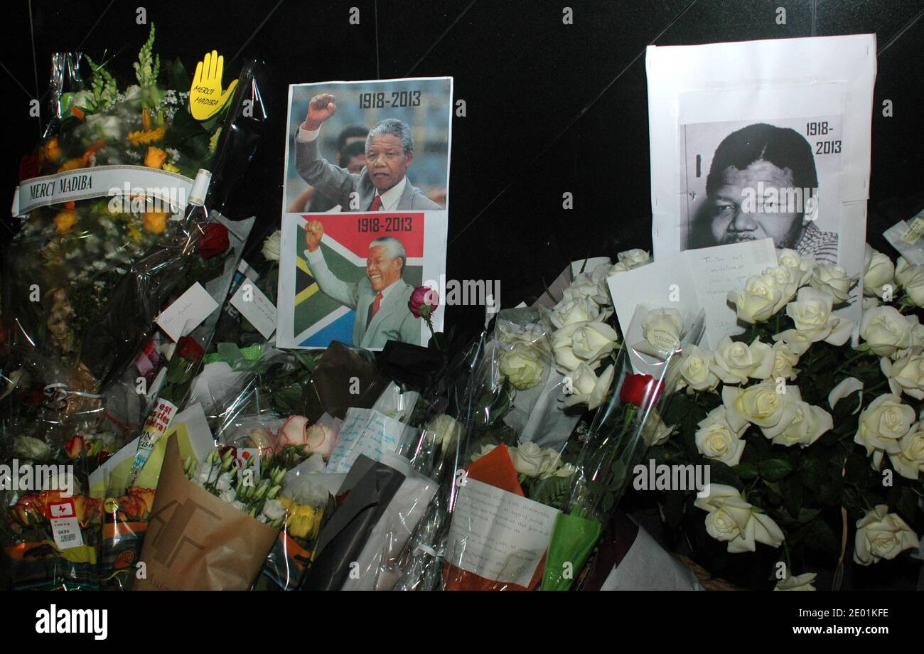 French people pay tribute to Nelson Mandela in front of South African ...