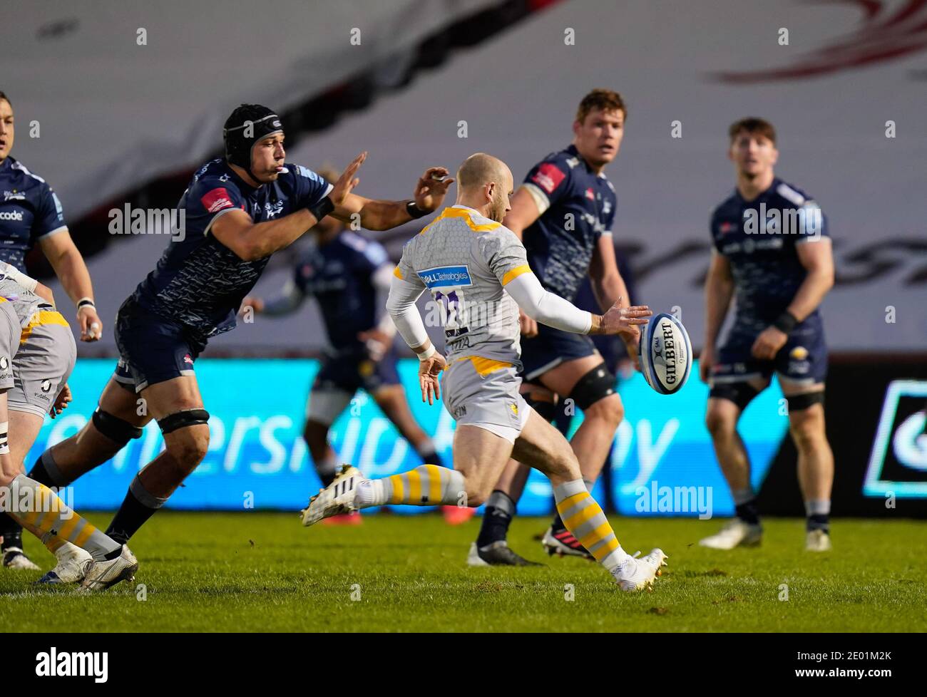 Sale Sharks lock JP Du Preez stretches to charge down a kick from Wasps ...