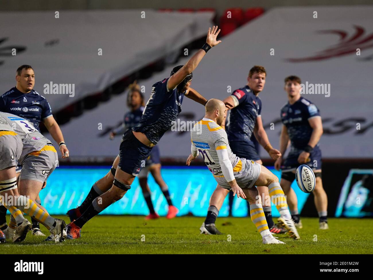 Sale Sharks lock JP Du Preez stretches to charge down a kick from Wasps ...
