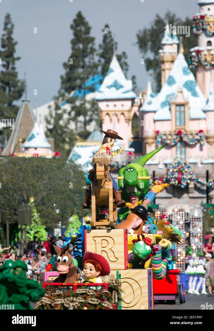 Holiday floats and performers fill Main Street, U.S.A at Disneyland ...