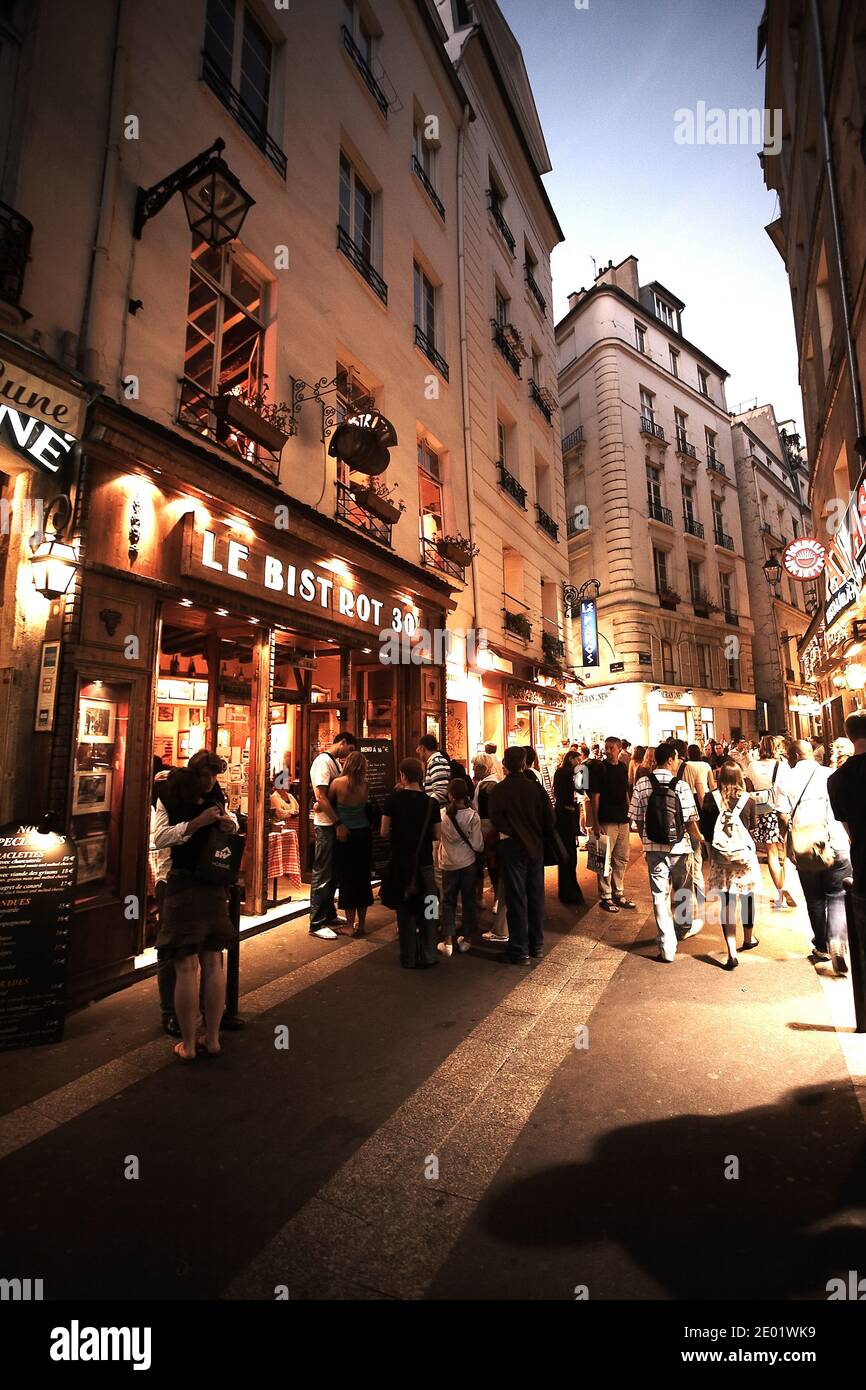 FRANCE / IIe-de-France/Paris/ Latin Quarter at night Stock Photo - Alamy