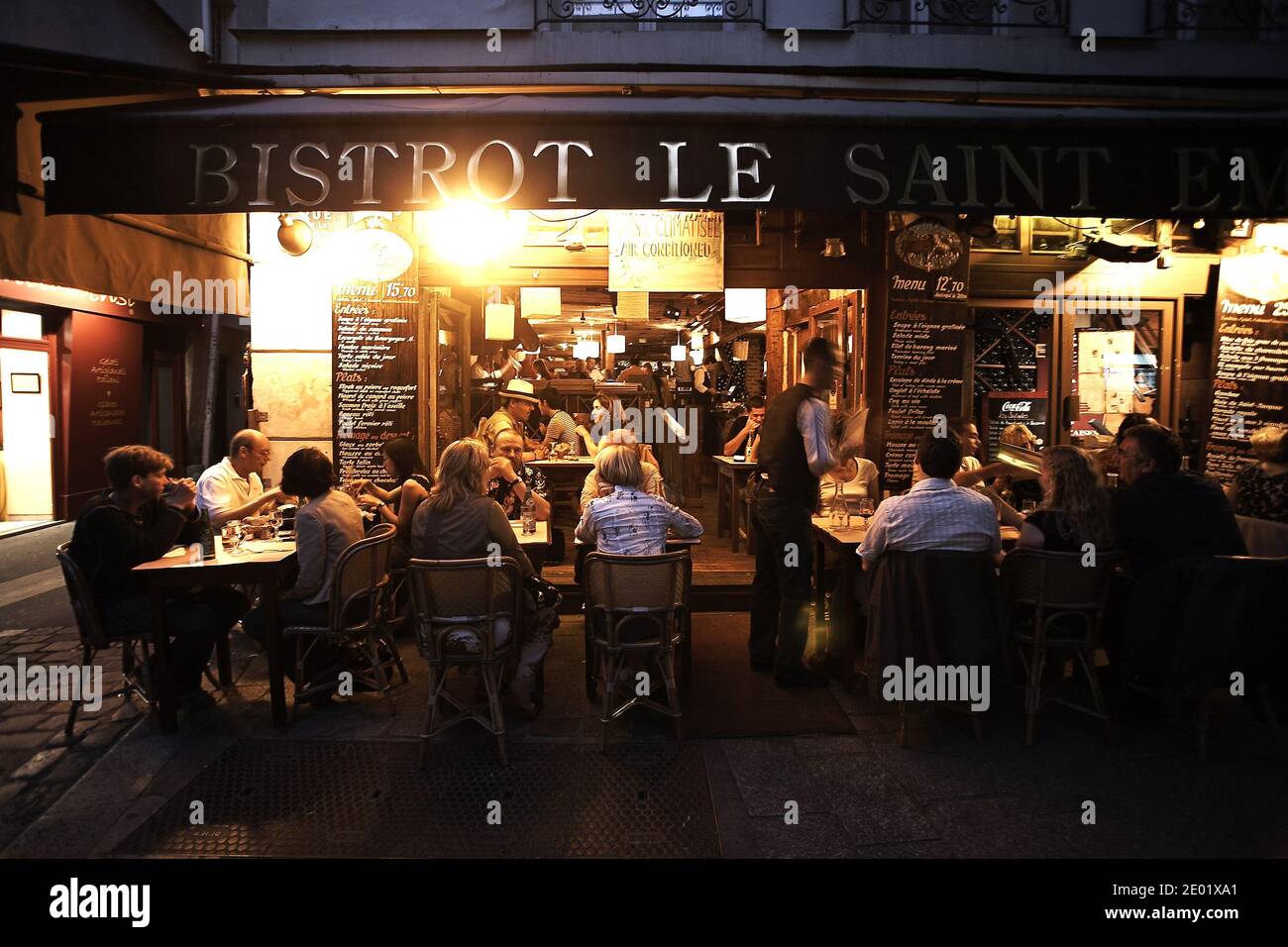 FRANCE / IIe-de-France/Paris/ Bistrot in Latin Quarter at night Stock ...