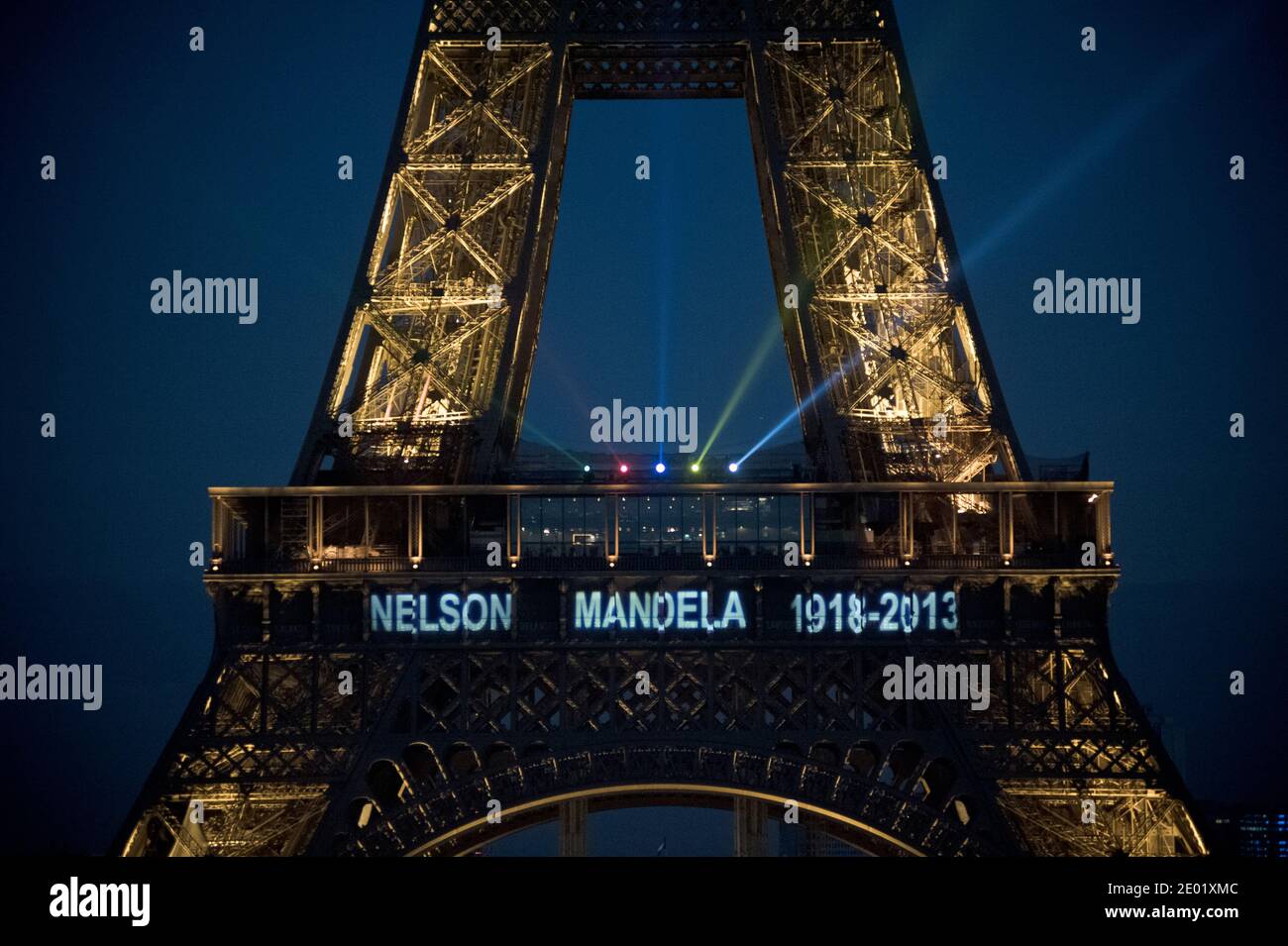 People paid a last tribute to Nelson Mandela on Esplanade du Trocadero ...