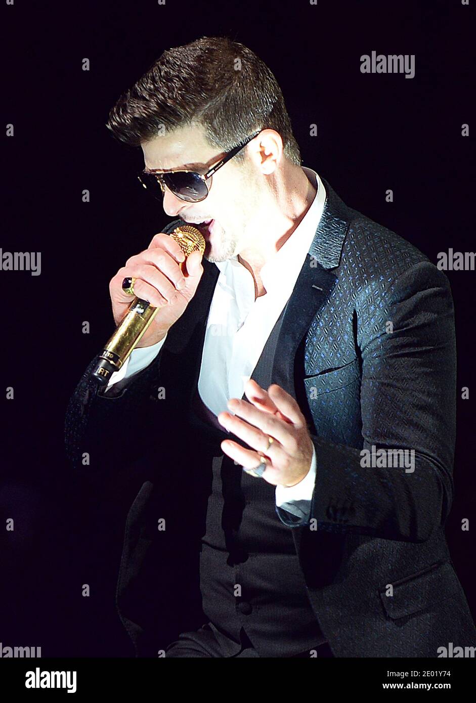 Singer Robin Thicke attends Hot 99.5's Jingle Ball at The Verizon ...
