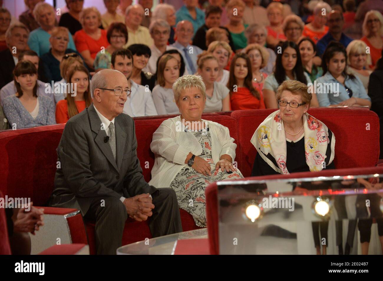 Mimie Mathy, flanked by her parents Marcel and Roberte, at the taping ...