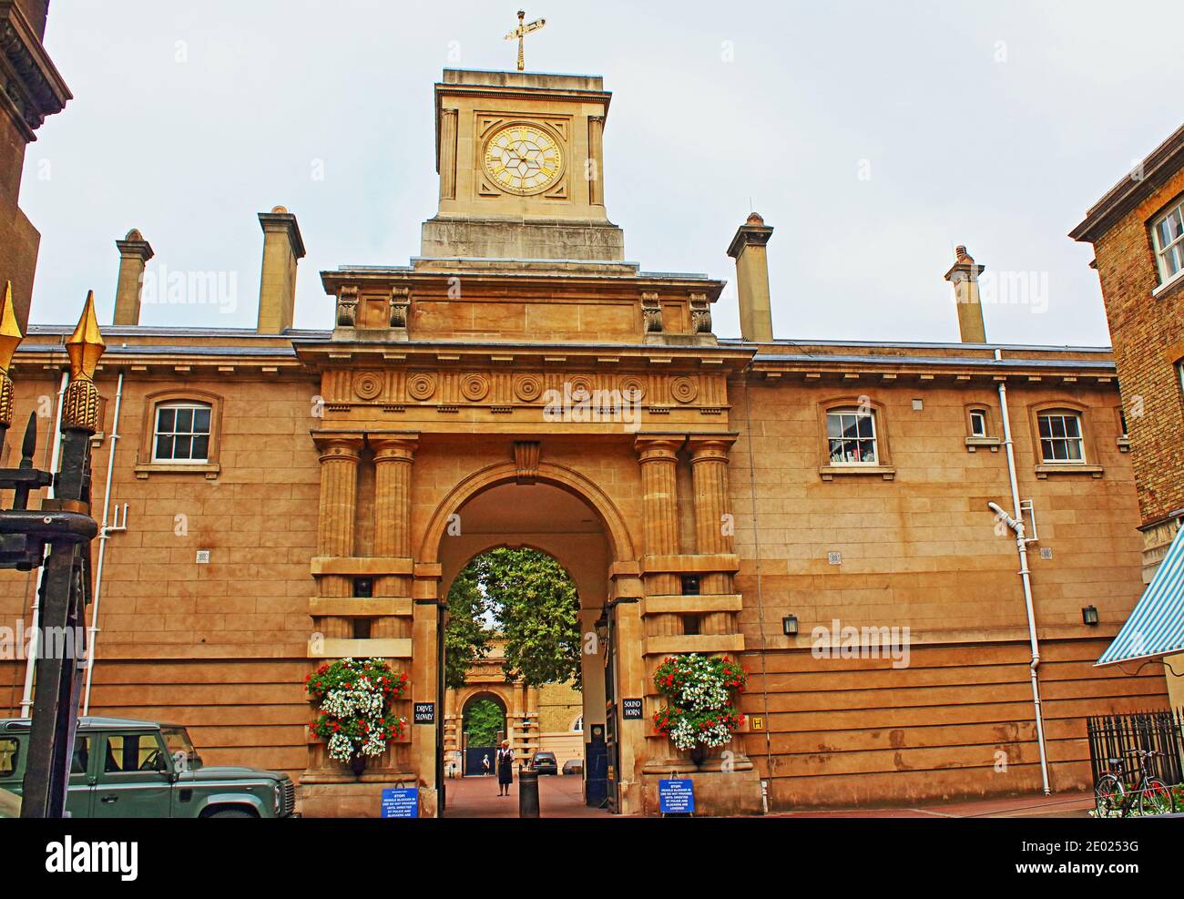 The Royal Mews Buckingham Palace entrance-Home to historic royal ...