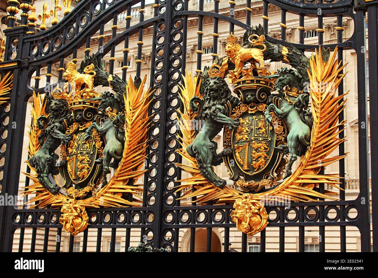 Buckingham palace facade coat of arms hi-res stock photography and ...