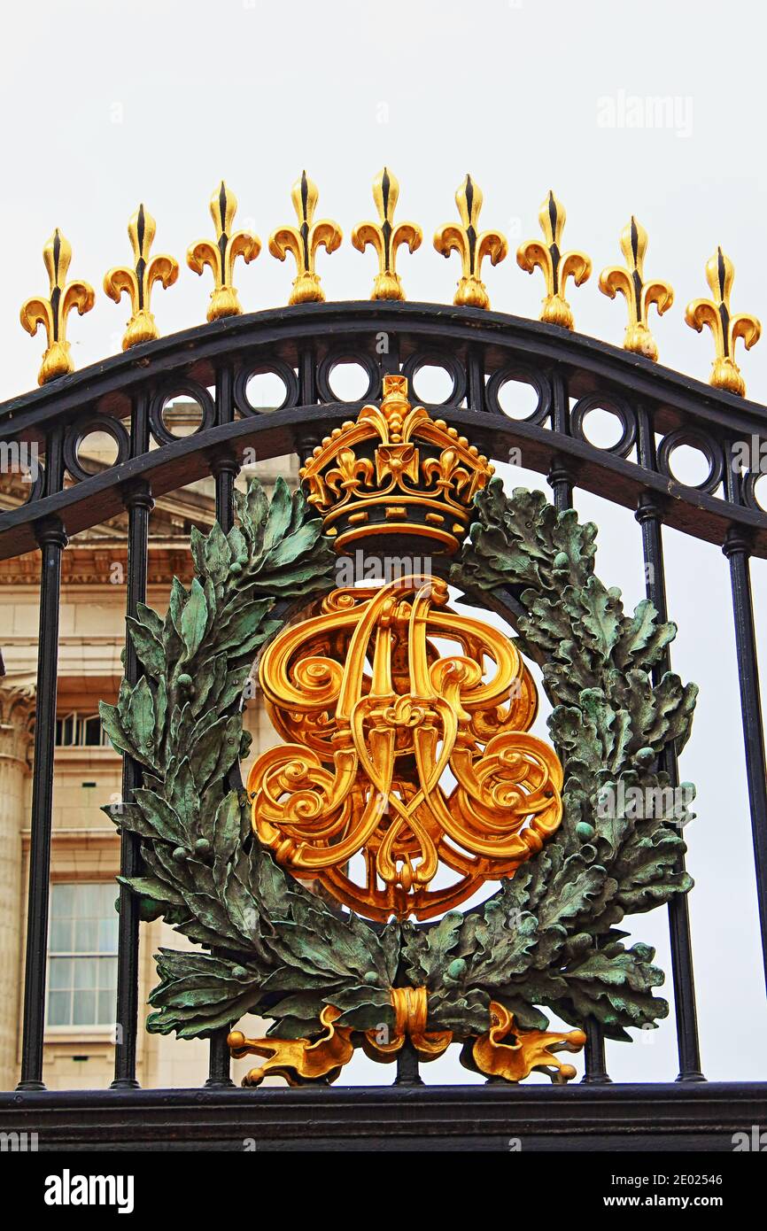 Buckingham palace facade coat of arms hi-res stock photography and ...