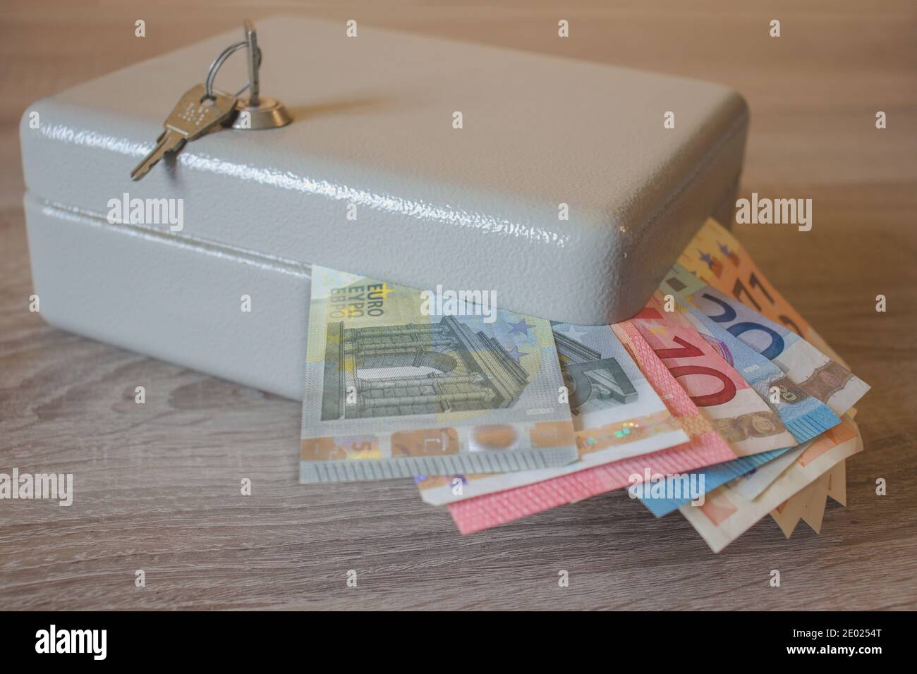 Bank vault cash hi-res stock photography and images - Alamy