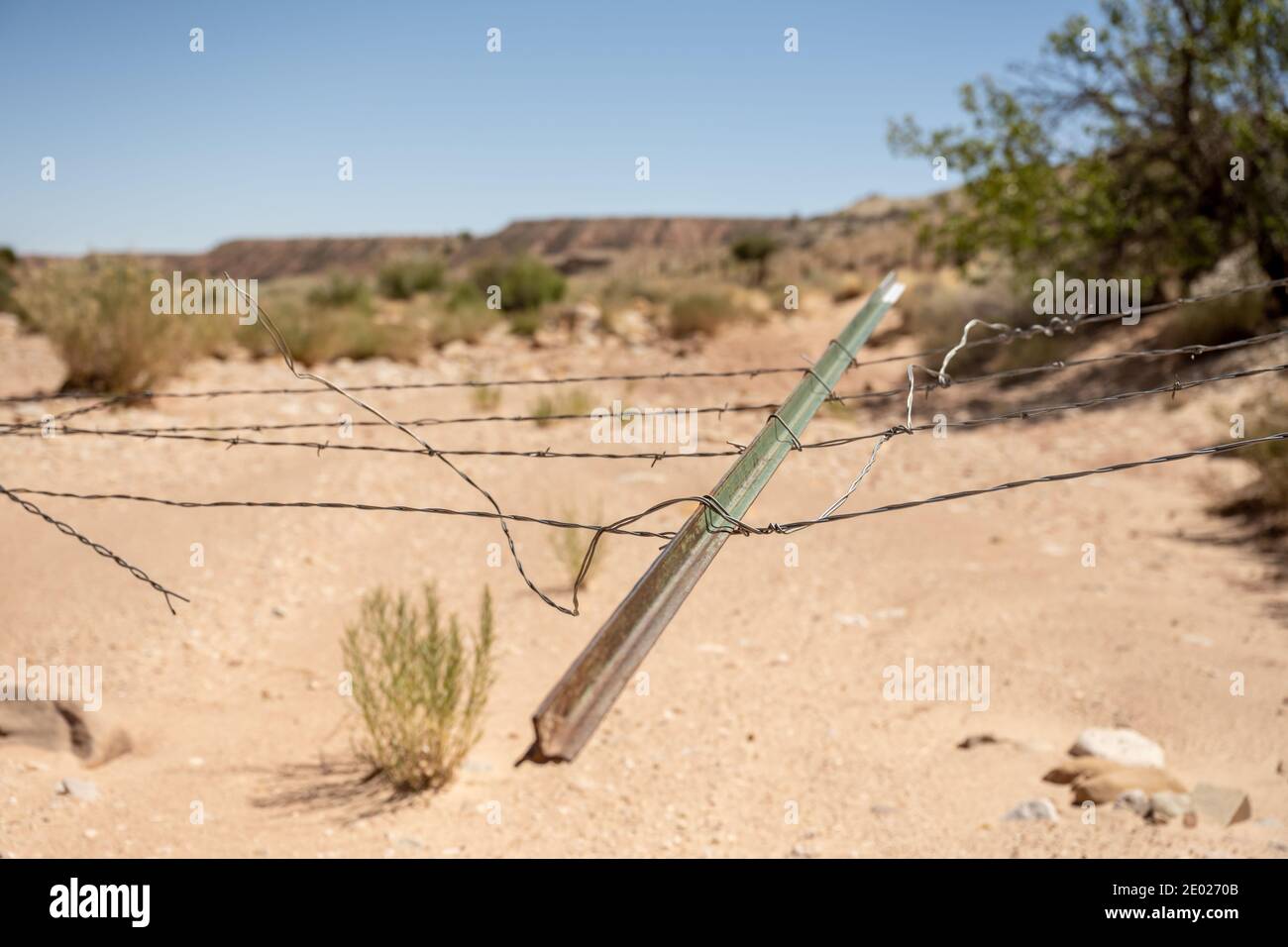 Broken barbed wire hi-res stock photography and images - Alamy