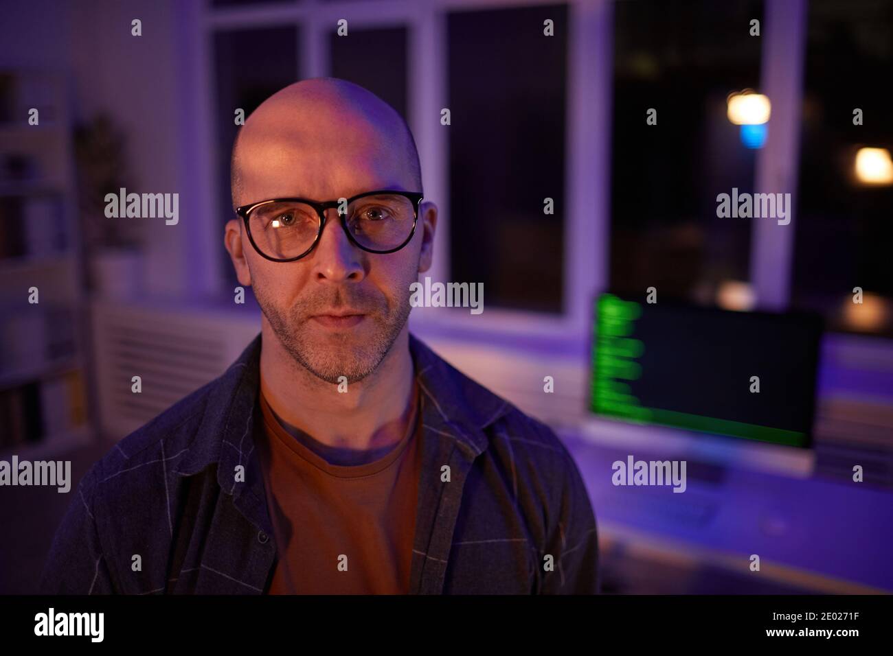 Head and shoulders portrait shot of modern mature software developer ...