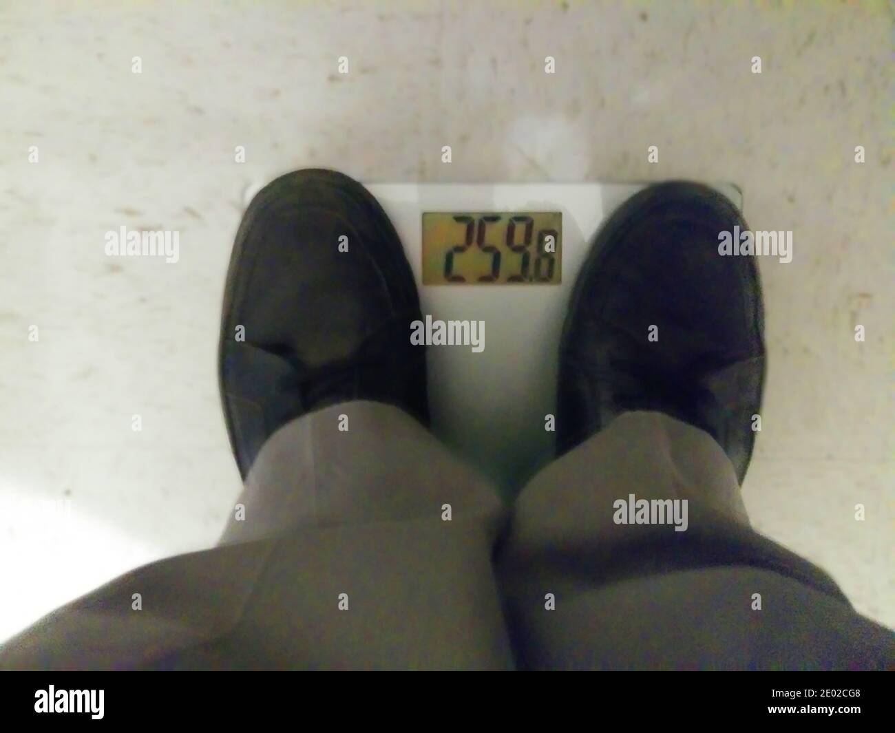 Augusta, Ga USA - 06 06 20: A man on a weight scale 259 pounds Stock ...