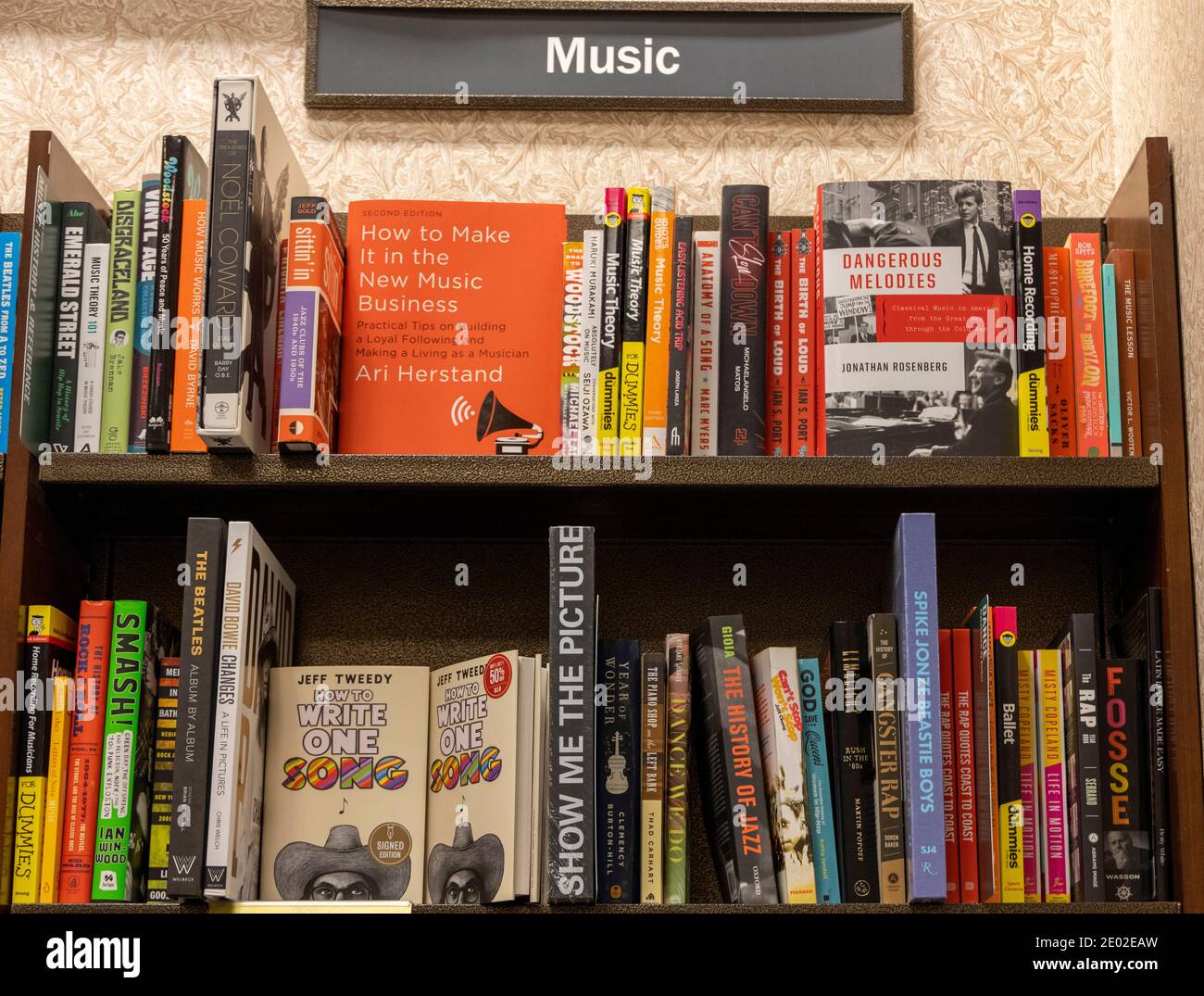 Classical music books shelf hi-res stock photography and images - Alamy