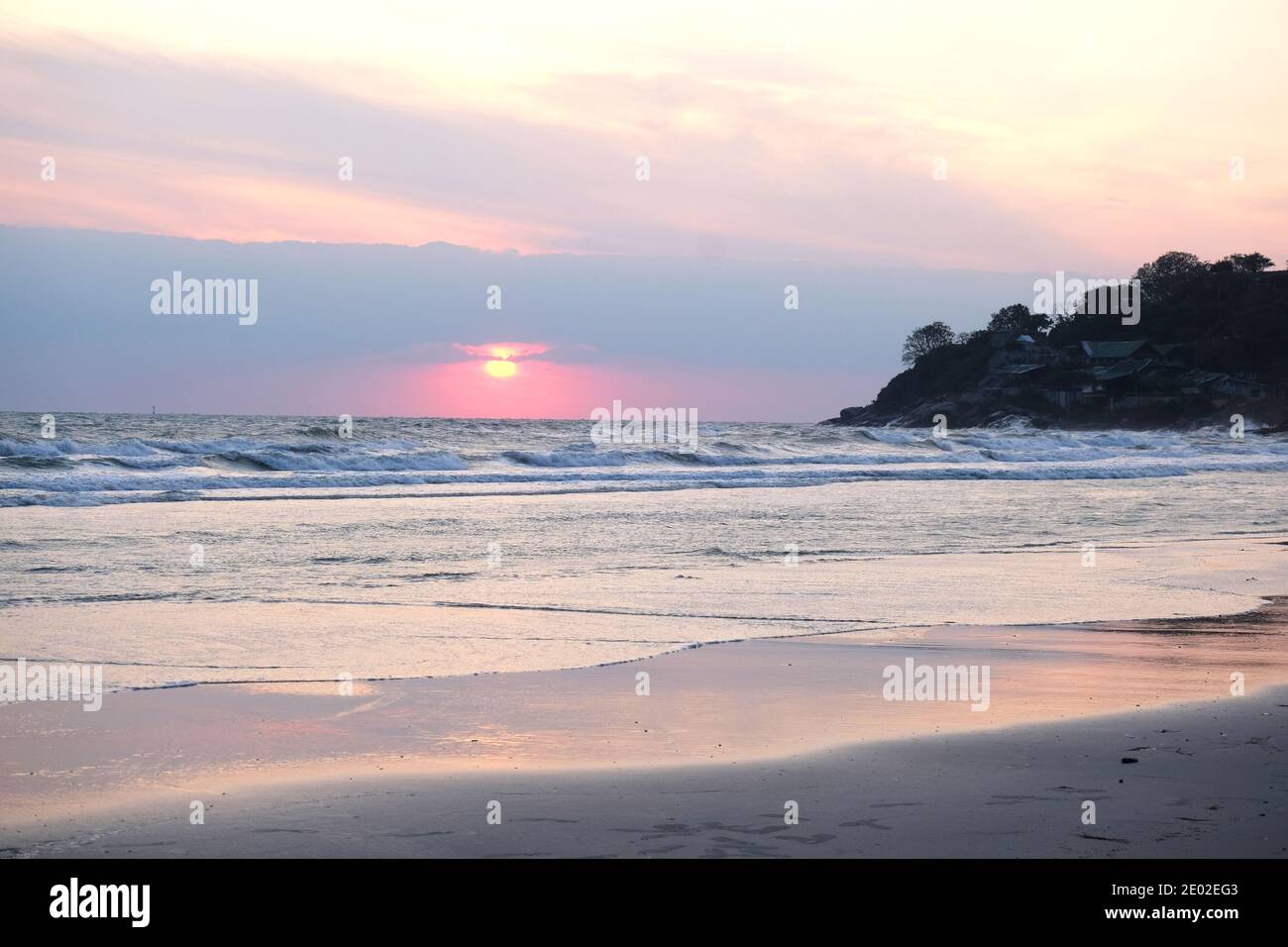 Rising Sun over the sea 1 Stock Photo - Alamy