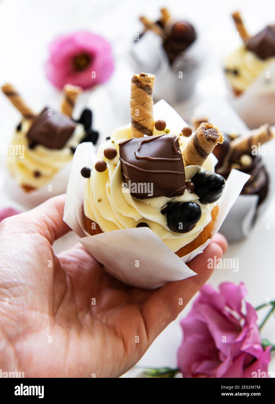 Hand hold cupcake hi-res stock photography and images - Alamy