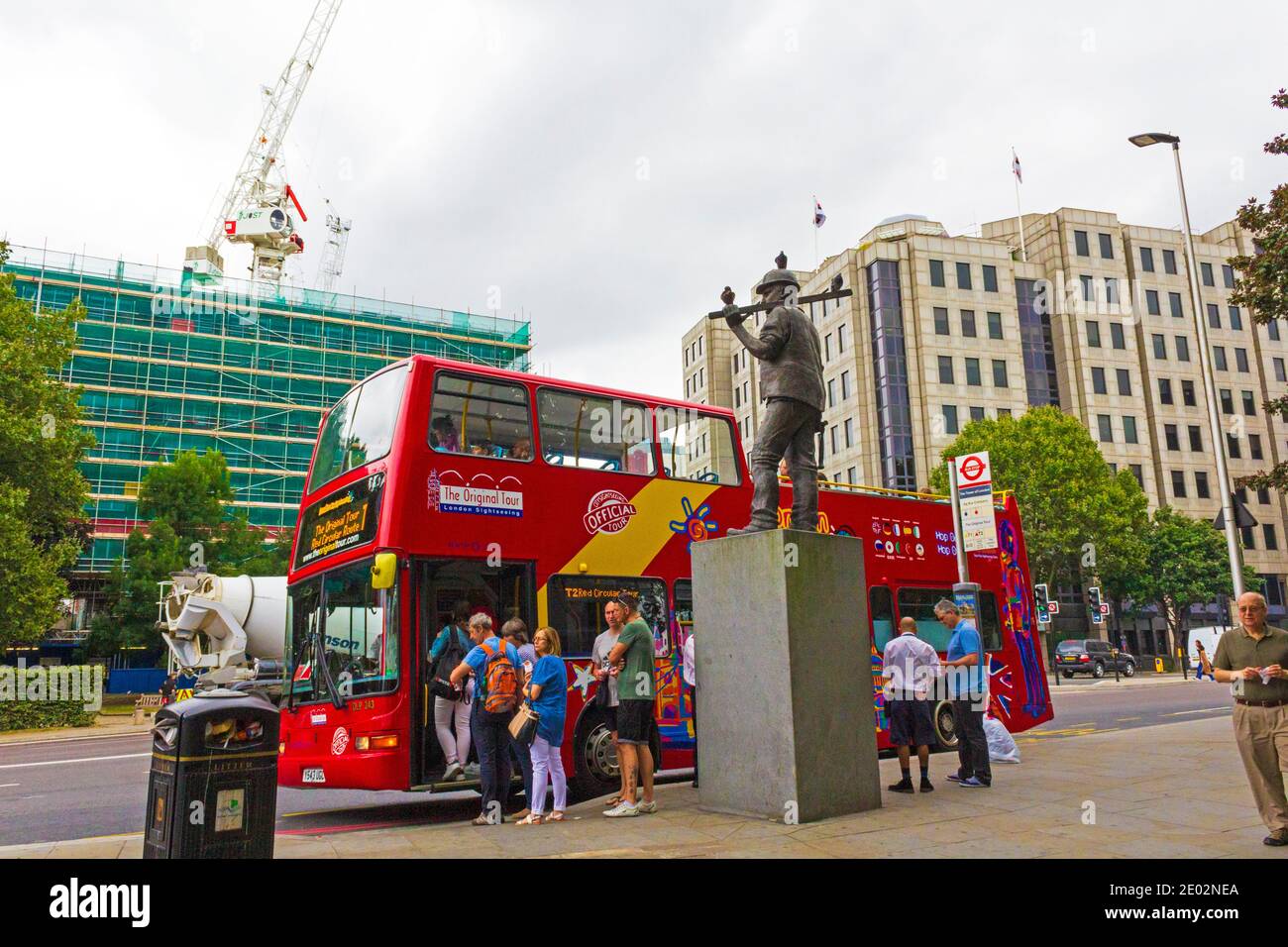Bus stop next to building hi-res stock photography and images - Alamy