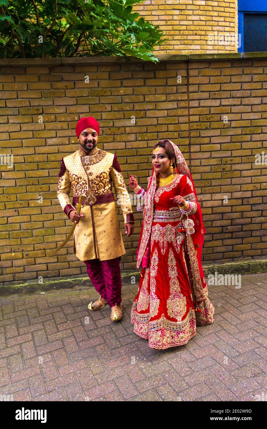 Indian couple wearing traditional hi-res stock photography and images ...