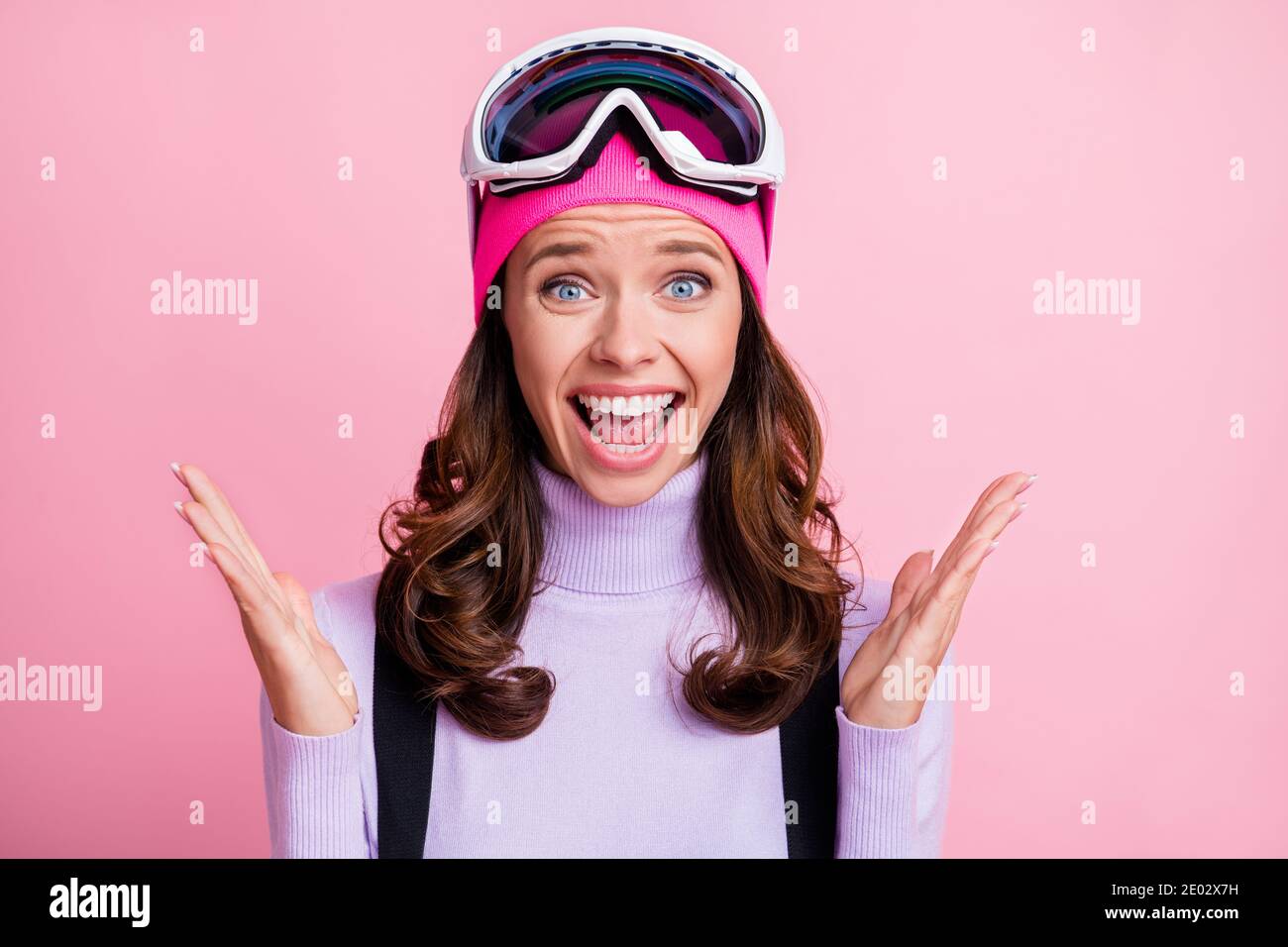Photo portrait of shocked screaming woman isolated on pastel pink ...