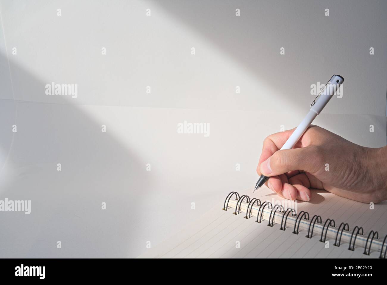 Hand man holding spiral notebook hi-res stock photography and images ...
