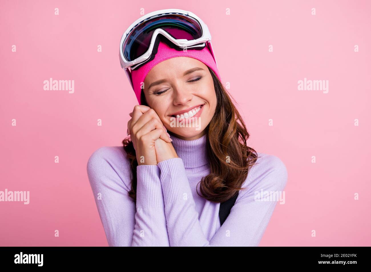 Photo portrait of sleepy girl resting head face on two hands together ...