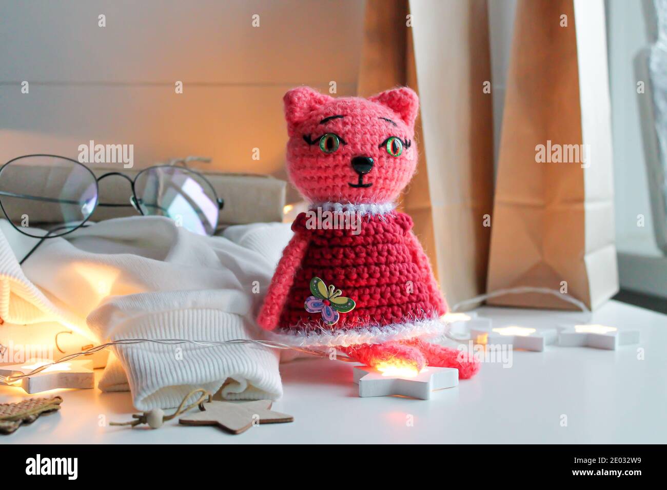 Knitted cat hi-res stock photography and images - Alamy