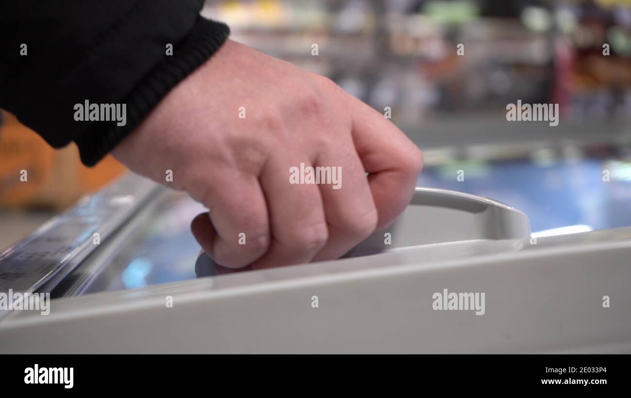 Open freezer grocery store hi-res stock photography and images - Alamy