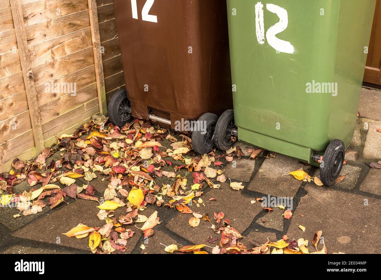 Tree falls on home hi-res stock photography and images - Alamy