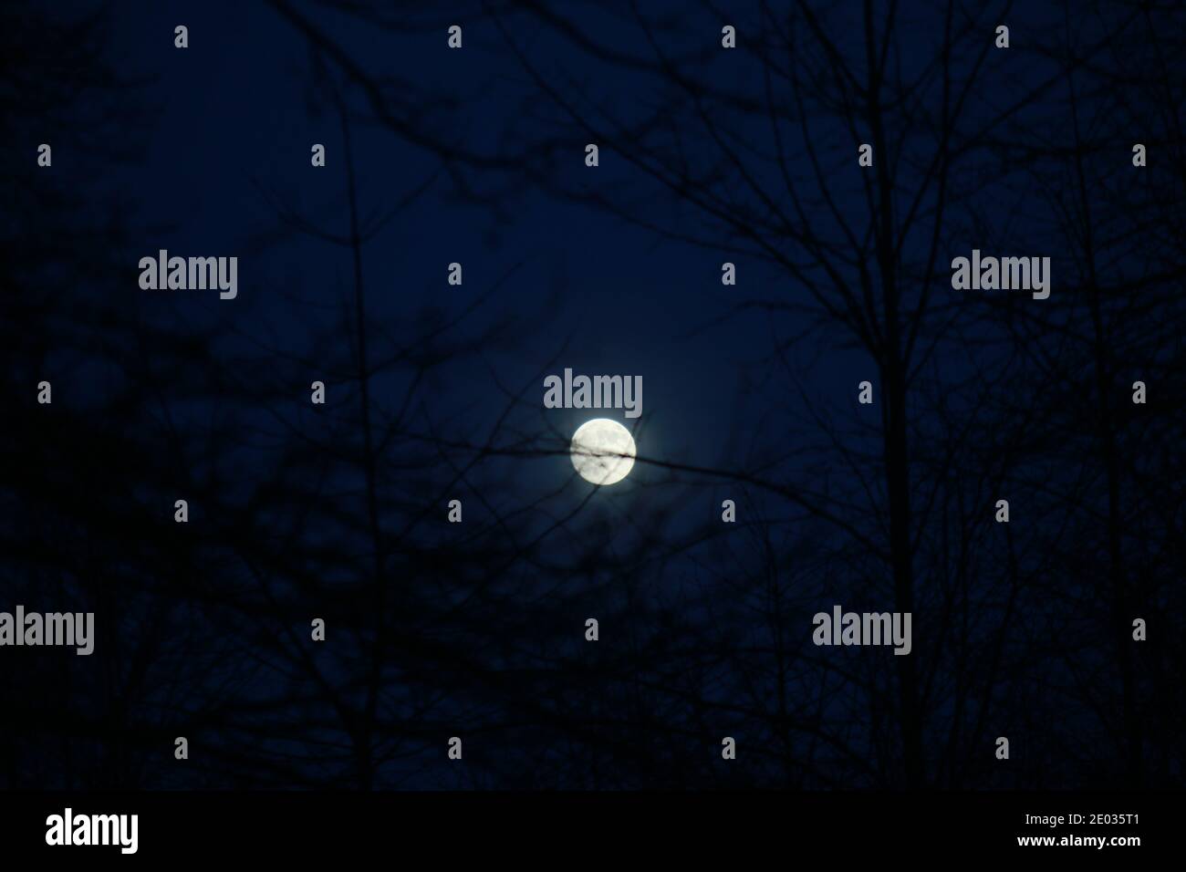 Clear night sky moon hi-res stock photography and images - Alamy