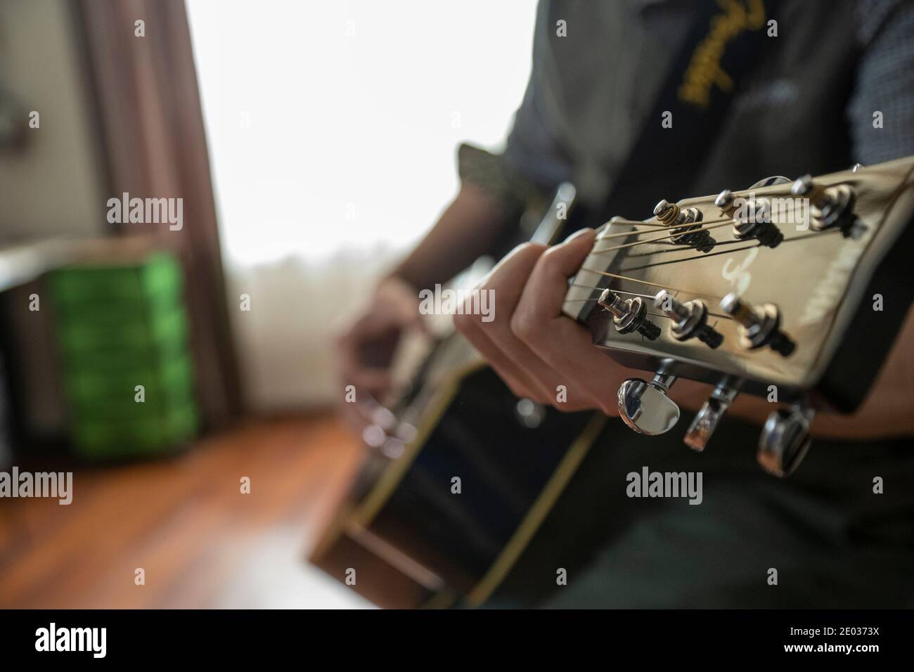 Mans hand playing acoustic guitar hi-res stock photography and images ...