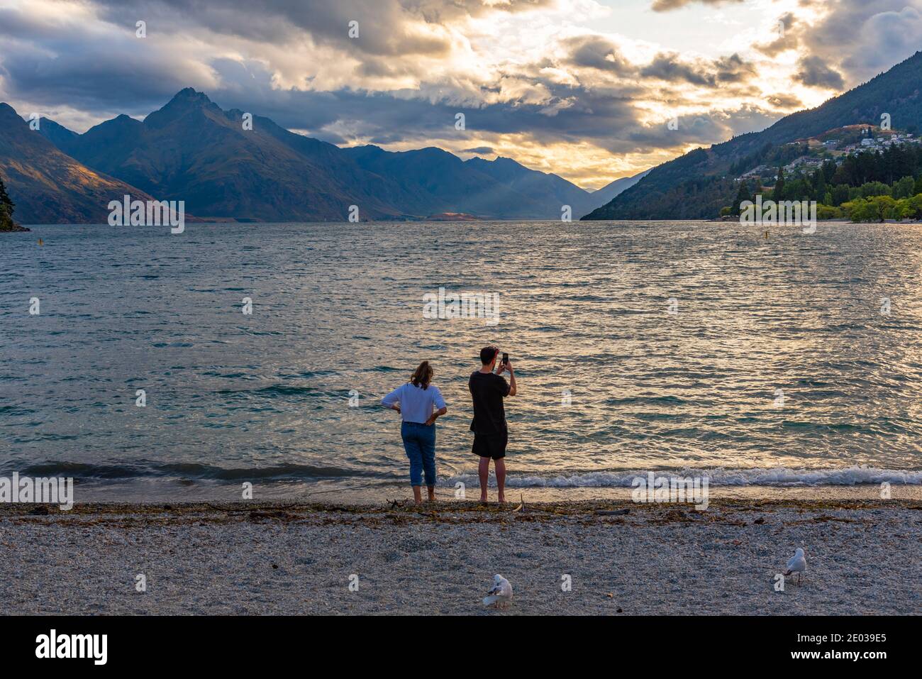 Queenstown bay beach lake wakatipu hi-res stock photography and images ...