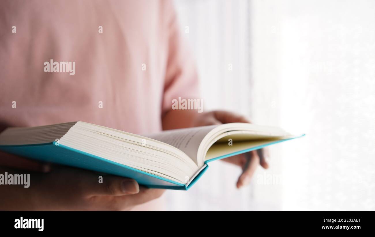 Hands holding book hi-res stock photography and images - Alamy