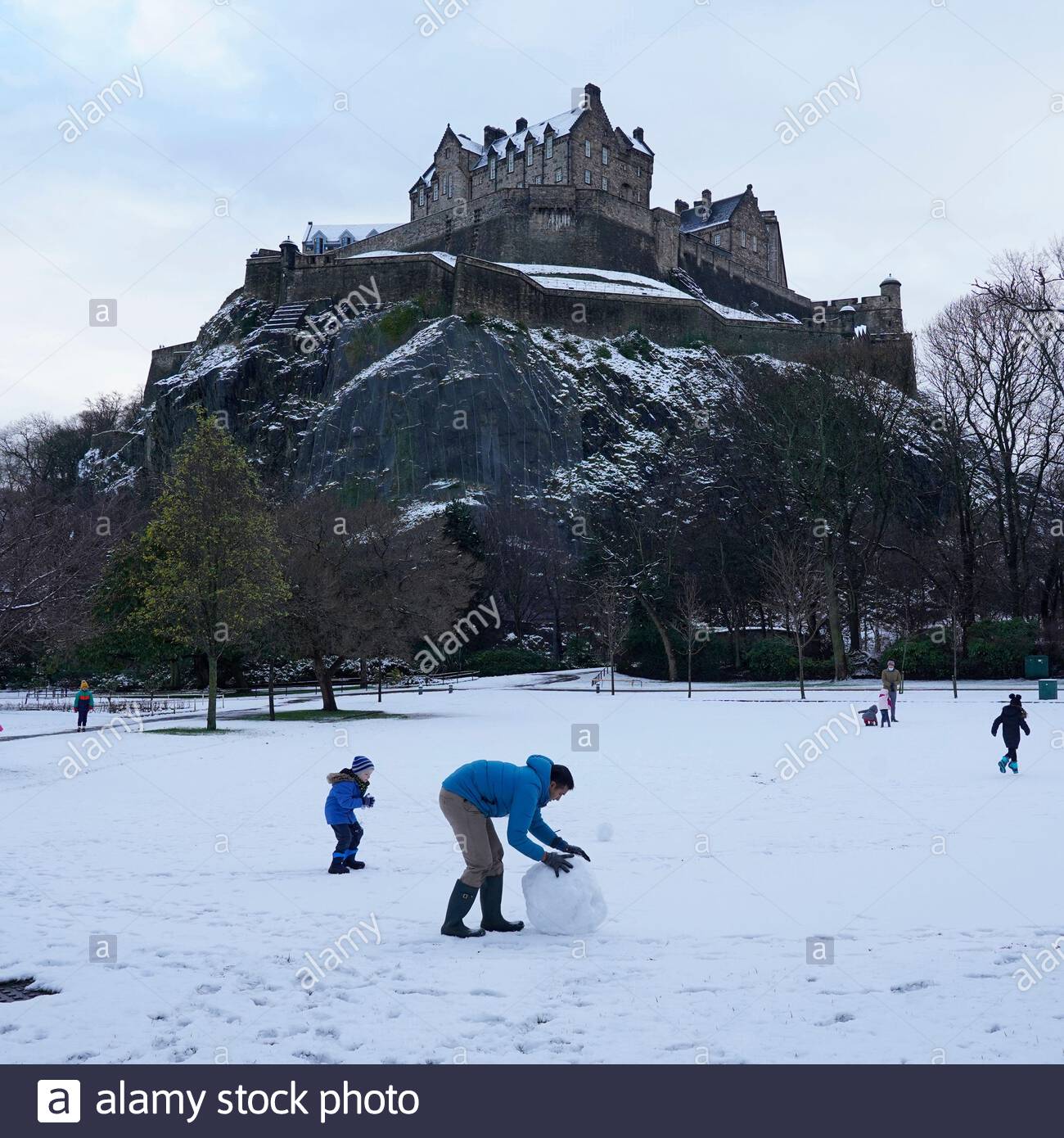 Snowman edinburgh castle hi-res stock photography and images - Alamy
