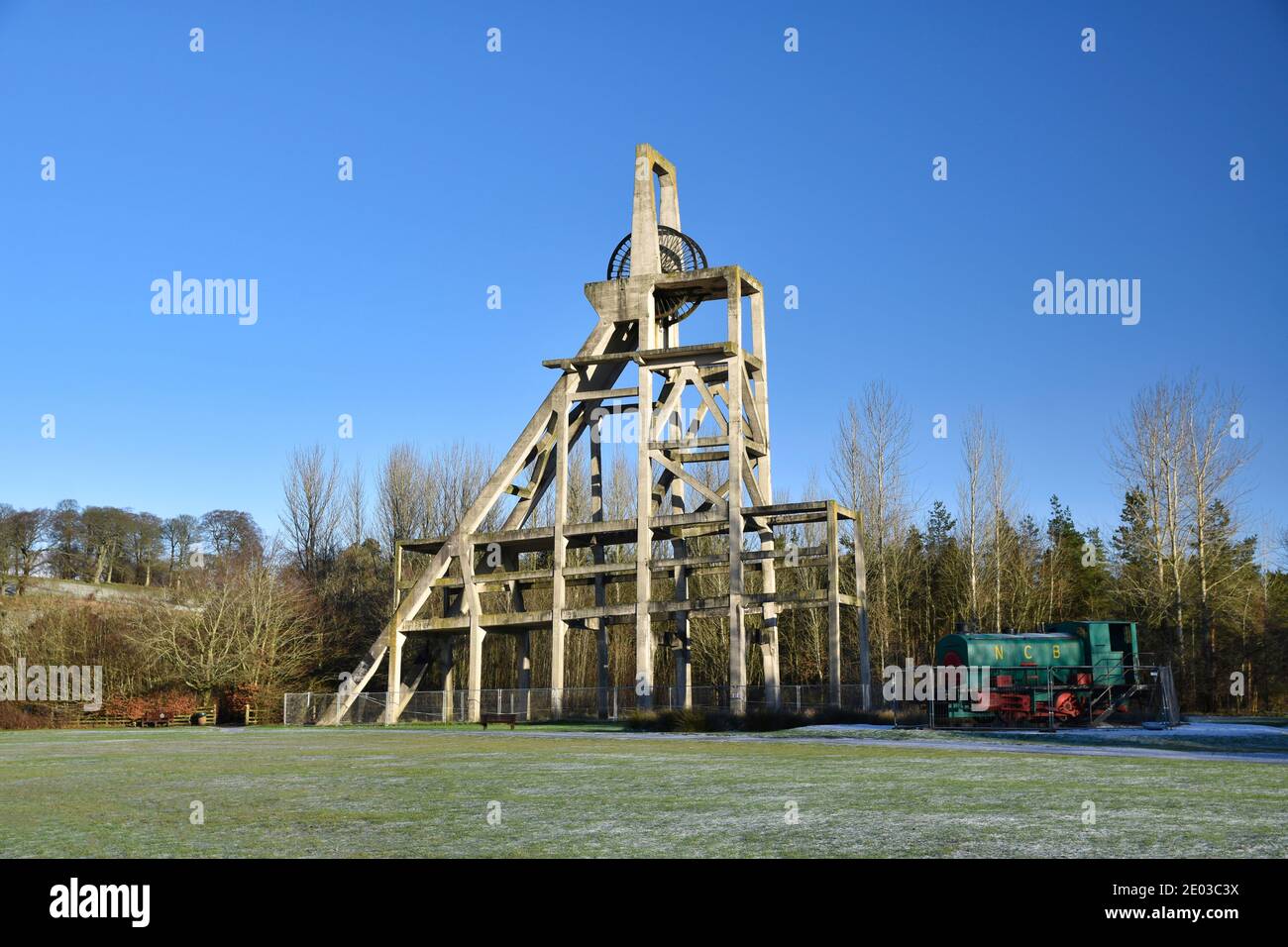 Mary Pit winding tower and winding gears at Lochore Meadows Country ...