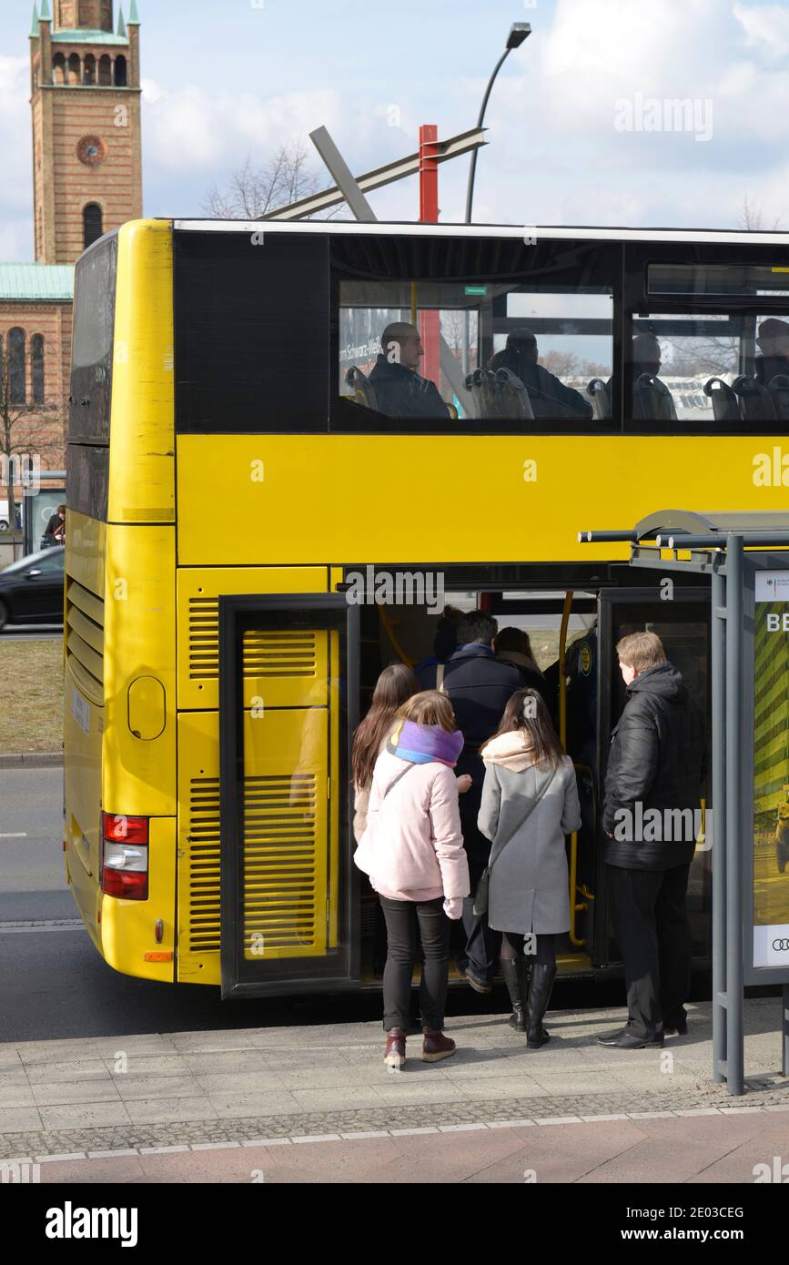 Bus, Einstieg Passagiere, Kulturforum, Tiergarten, Mitte, Berlin Stock ...