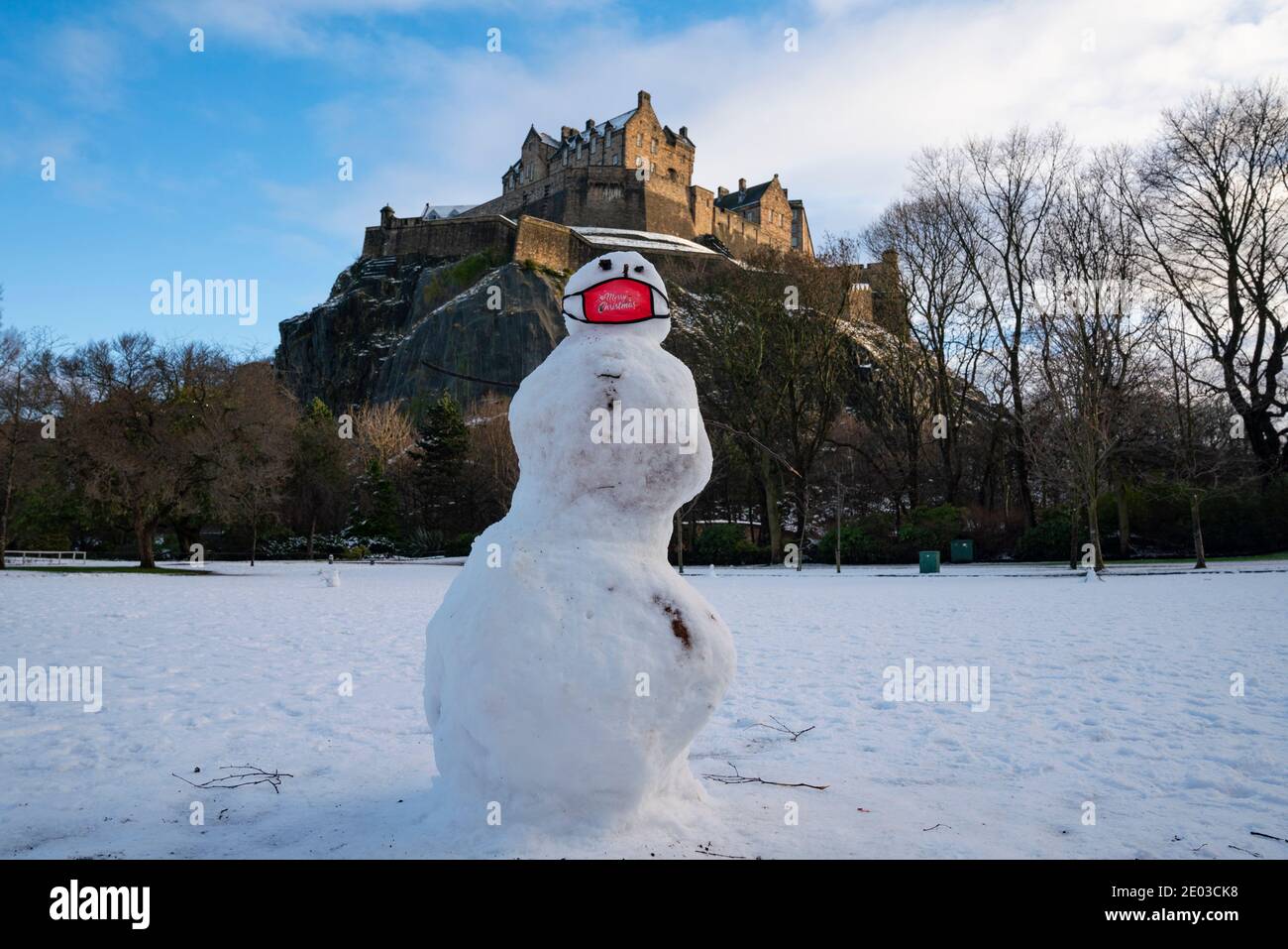 Snowman edinburgh castle hi-res stock photography and images - Alamy
