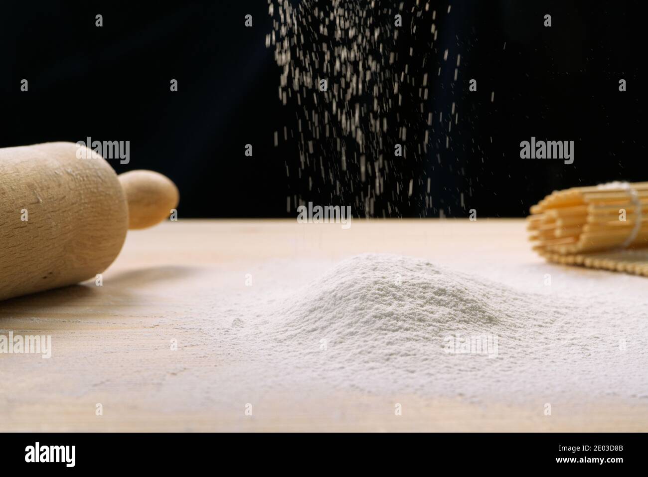 Sieving the flour hi-res stock photography and images - Alamy
