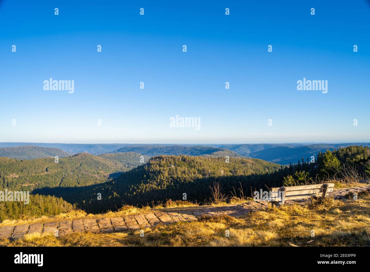 Bench at mountain overlook hi-res stock photography and images - Alamy