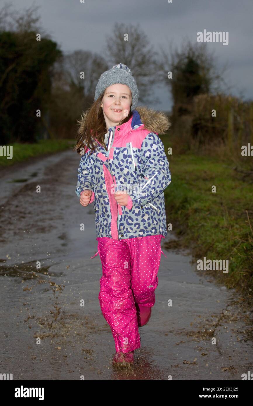 Splashing kids hi-res stock photography and images - Alamy