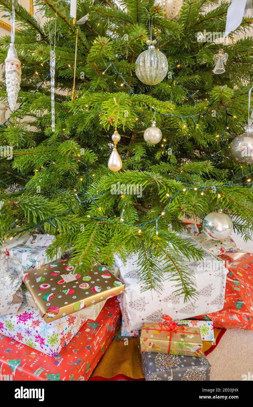 Presents the colour hi-res stock photography and images - Alamy