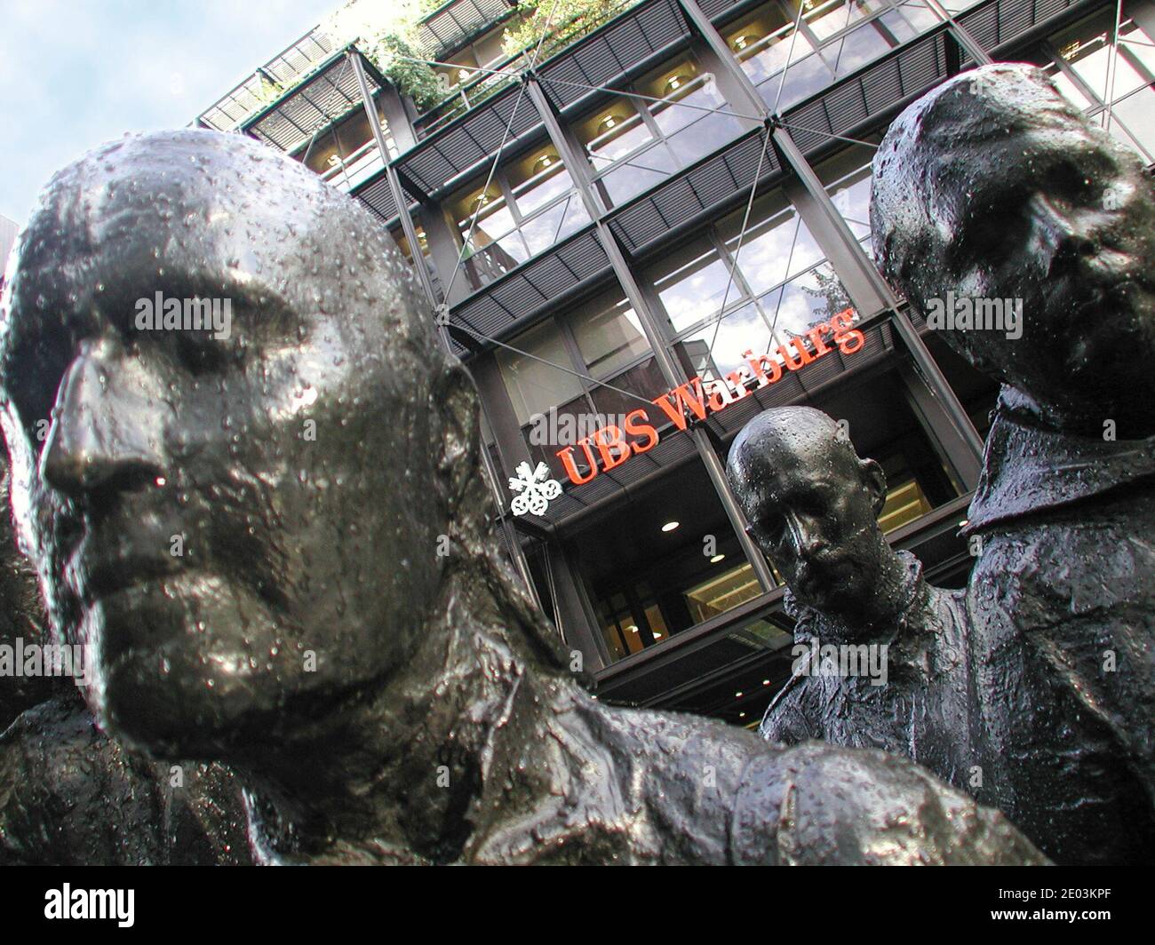 UBS Warburg with sculpture Rush Hour by George Segal at the Broadgate ...