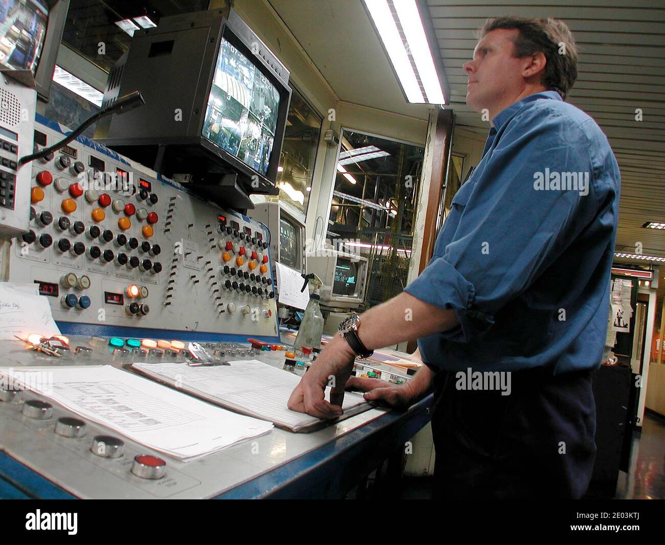 Machine Minder monitoring print run of Financial Times West Ferry ...