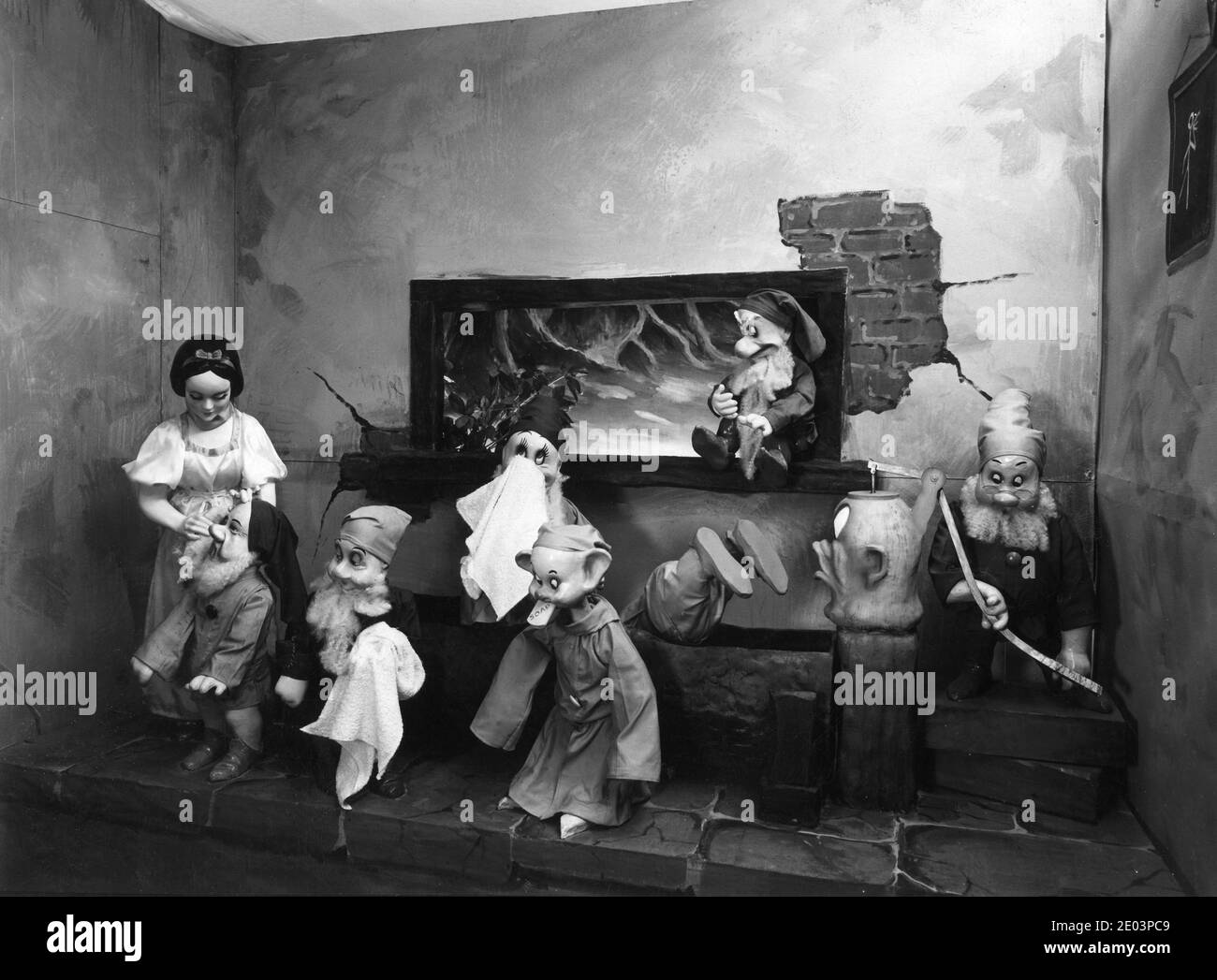 Animated Shop Display at Barkers Department Store in Kensington London ...