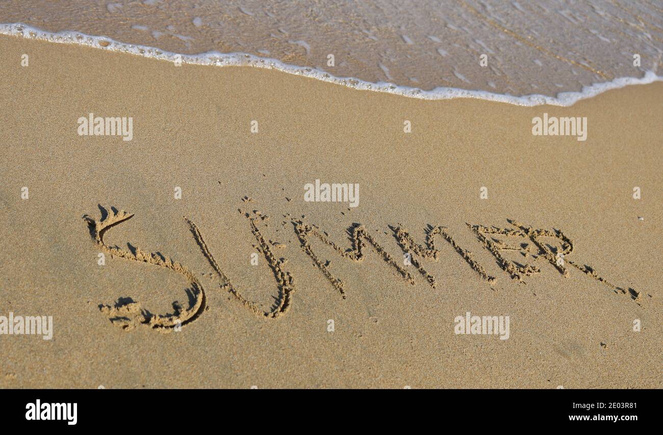 The word Summer written in the sand on the beach Stock Photo - Alamy