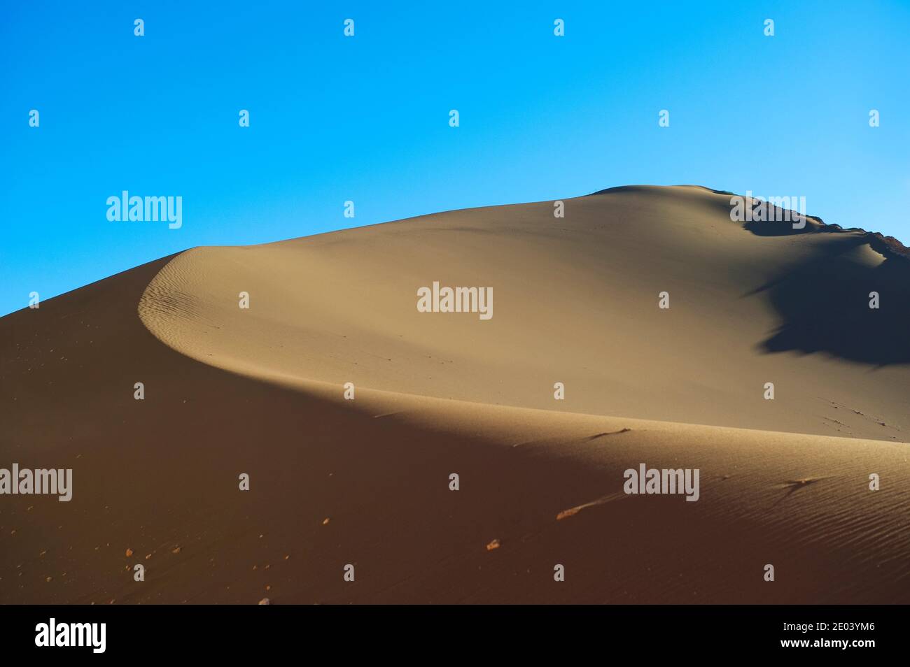 Blue sky in the desert hi-res stock photography and images - Alamy