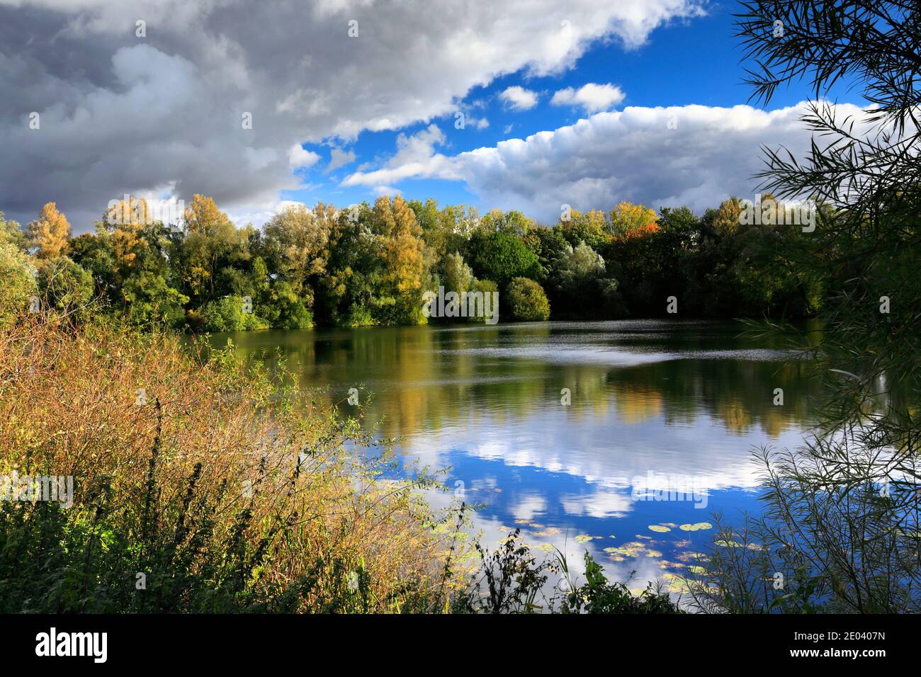 Autumn colours over the lake at Barnwell Country Park, Oundle town ...