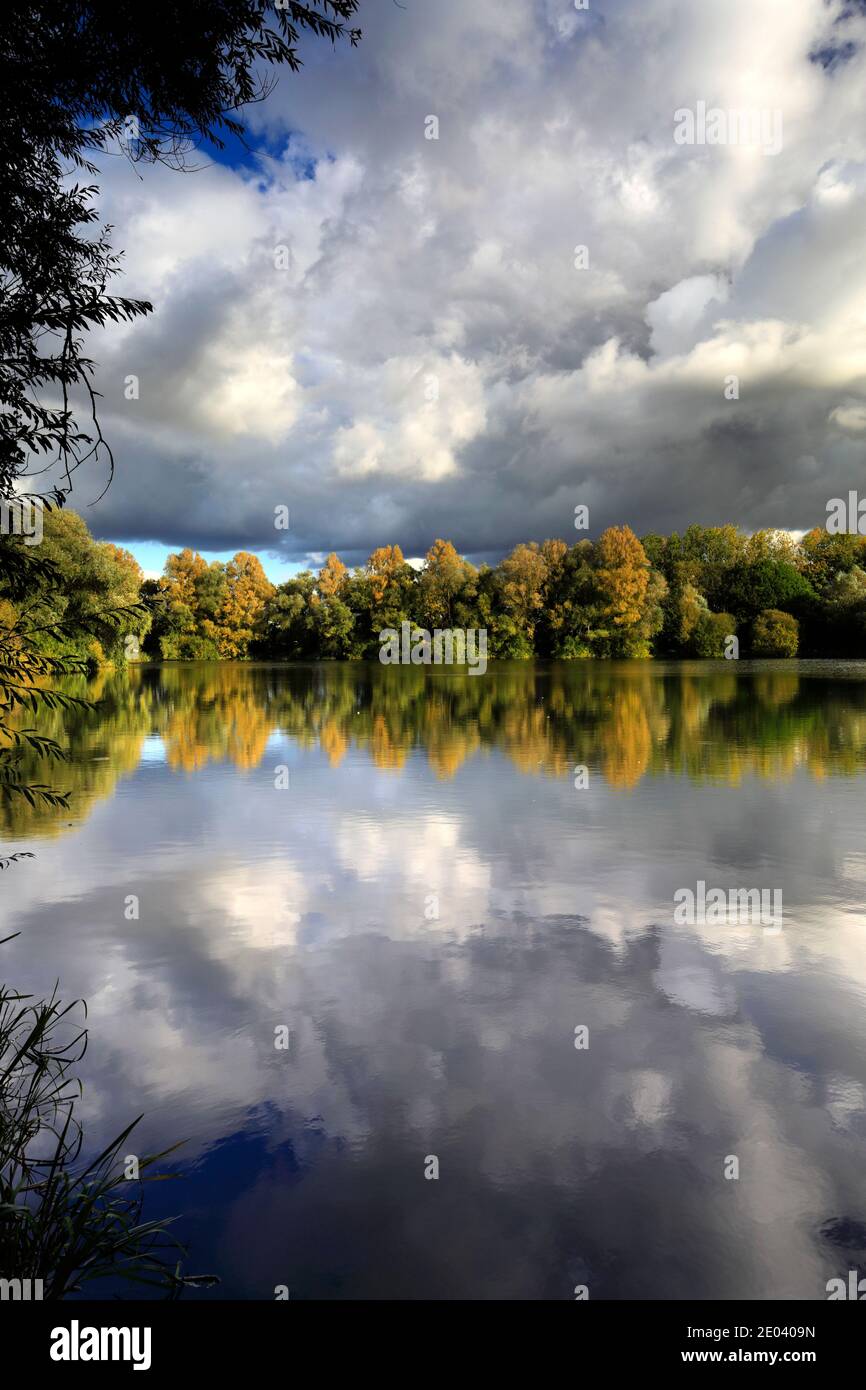 Autumn colours over the lake at Barnwell Country Park, Oundle town ...