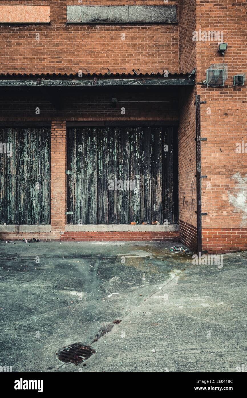 Empty loading dock abandoned hi-res stock photography and images - Alamy