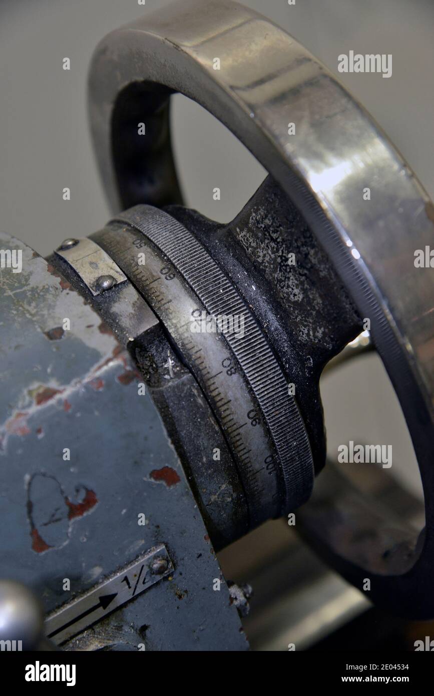 Metal lathe screw and dial for precision machining Stock Photo - Alamy