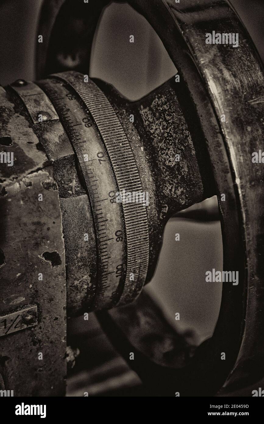 Metal lathe screw and dial for precision machining Stock Photo - Alamy