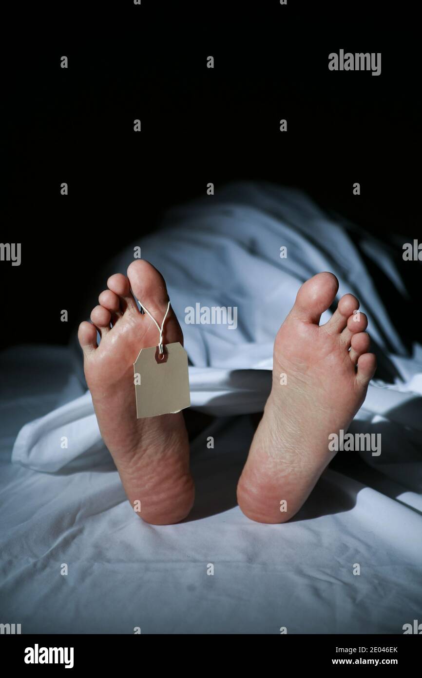 A deceased man's feet and tag in the morgue Stock Photo - Alamy